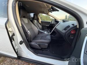 Balts Volvo XC60 2011 Cēsis, ar dzinēja tilpumu 2.00 L un nobraukumu 0 tūkst. km par 7350 €, foto 10 vietnē AUTOMOTO.COM.LV