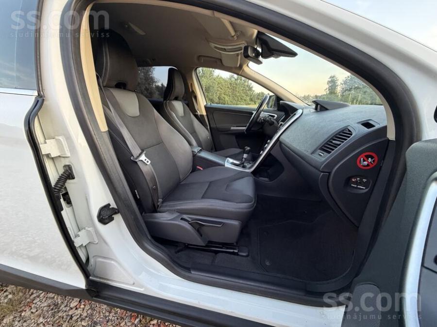 Balts Volvo XC60 2011 Cēsis, ar dzinēja tilpumu 2.00 L un nobraukumu 0 tūkst. km par 7350 €, foto 10 vietnē AUTOMOTO.COM.LV