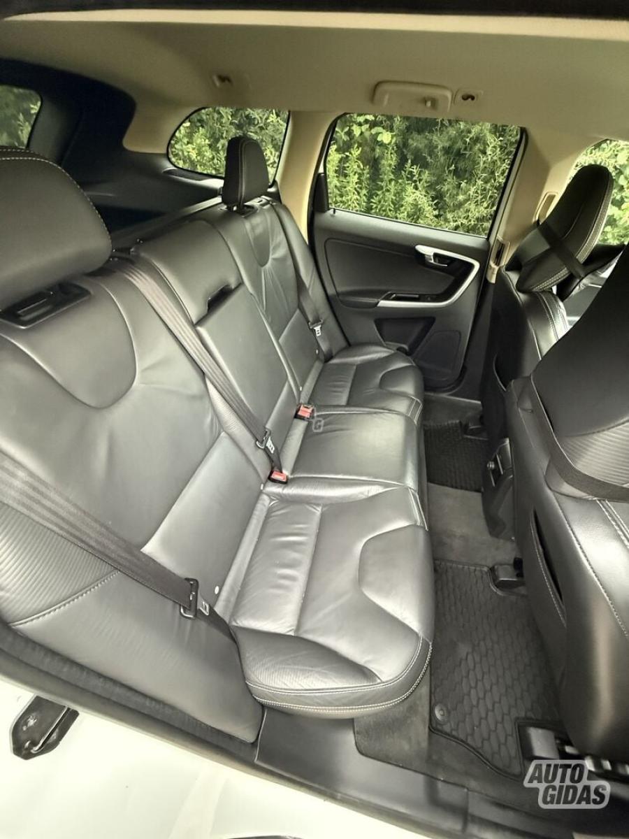 Balts Volvo XC60 2011 Biržai, ar dzinēja tilpumu 2.00 L un nobraukumu 268 tūkst. km par 8499 €, foto 10 vietnē AUTOMOTO.COM.LV