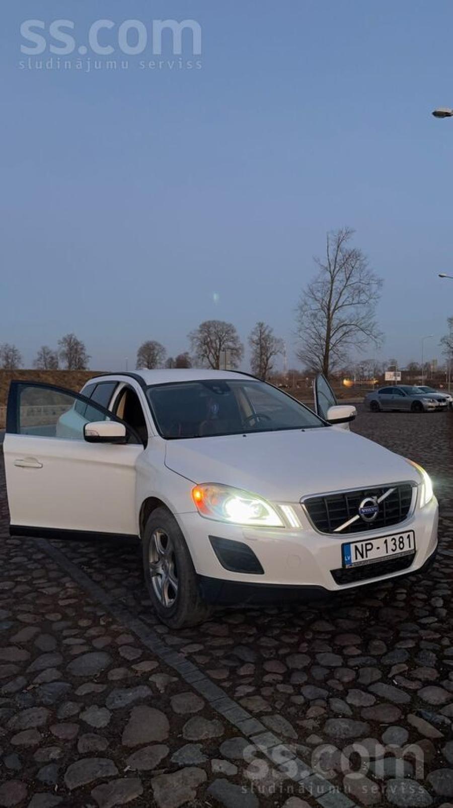 Balts Volvo XC60 2011 Daugavpils, ar dzinēja tilpumu 2.00 L un nobraukumu 0 tūkst. km par 7600 €, foto 1 vietnē AUTOMOTO.COM.LV