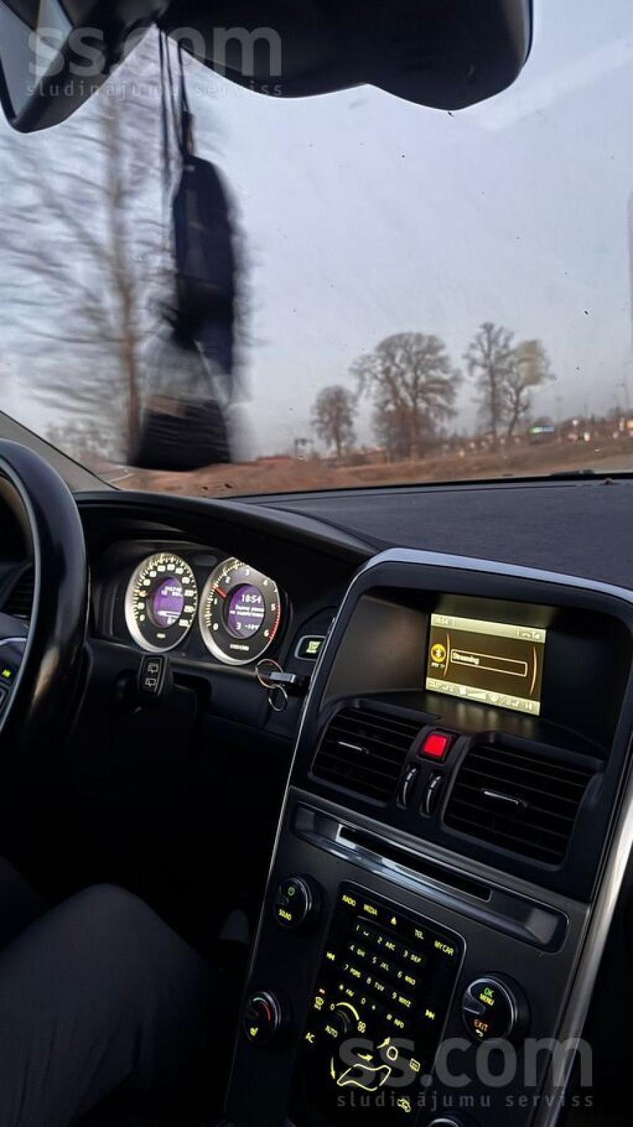 Balts Volvo XC60 2011 Daugavpils, ar dzinēja tilpumu 2.00 L un nobraukumu 0 tūkst. km par 7600 €, foto 5 vietnē AUTOMOTO.COM.LV