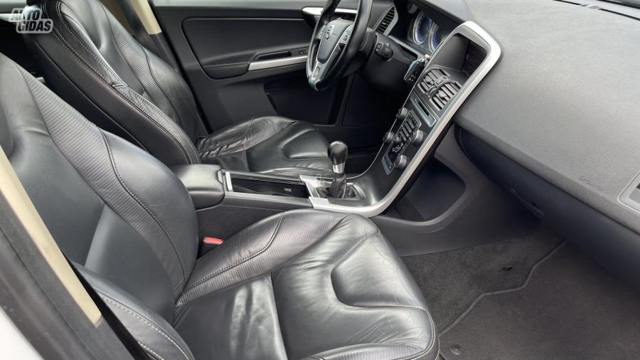 White Volvo XC60 2011 in Marijampole, with an engine capacity of 2.00 L and mileage of 285 thousand km for 8990 €, photo 17 on AUTOMOTO.COM.LV