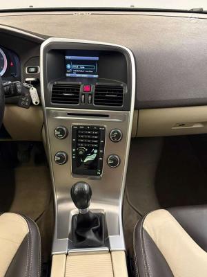 Balts Volvo XC60 2011 Marijampole, ar dzinēja tilpumu 1.98 L un nobraukumu 306 tūkst. km par 7850 €, foto 10 vietnē AUTOMOTO.COM.LV