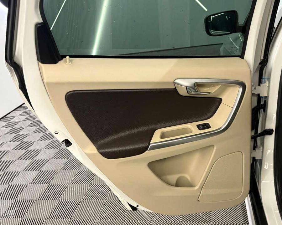 Balts Volvo XC60 2011 Marijampole, ar dzinēja tilpumu 1.98 L un nobraukumu 306 tūkst. km par 7850 €, foto 18 vietnē AUTOMOTO.COM.LV