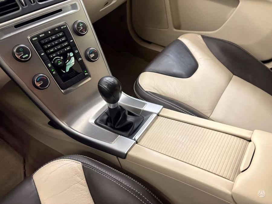 Balts Volvo XC60 2011 Marijampole, ar dzinēja tilpumu 1.98 L un nobraukumu 306 tūkst. km par 7850 €, foto 19 vietnē AUTOMOTO.COM.LV