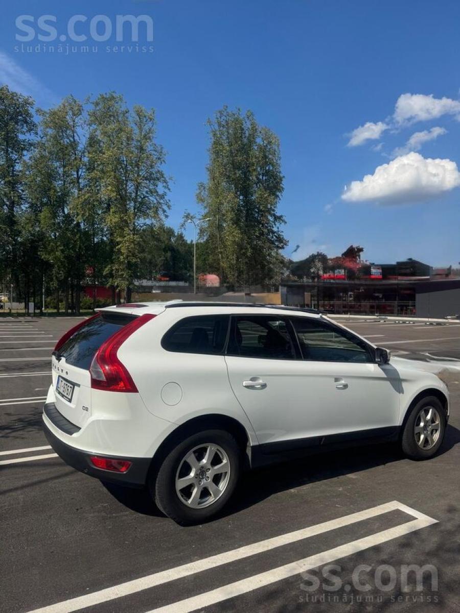 White Volvo XC60 2011 in Riga, with an engine capacity of 2.00 L and mileage of 230 thousand km for 7700 €, photo 4 on AUTOMOTO.COM.LV