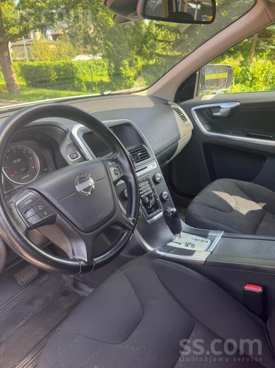 White Volvo XC60 2011 in Riga, with an engine capacity of 2.00 L and mileage of 230 thousand km for 7700 €, photo 5 on AUTOMOTO.COM.LV