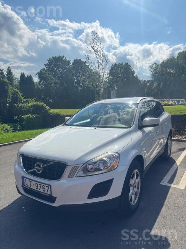 White Volvo XC60 2011 in Riga, with an engine capacity of 2.00 L and mileage of 230 thousand km for 7700 €, photo 1 on AUTOMOTO.COM.LV