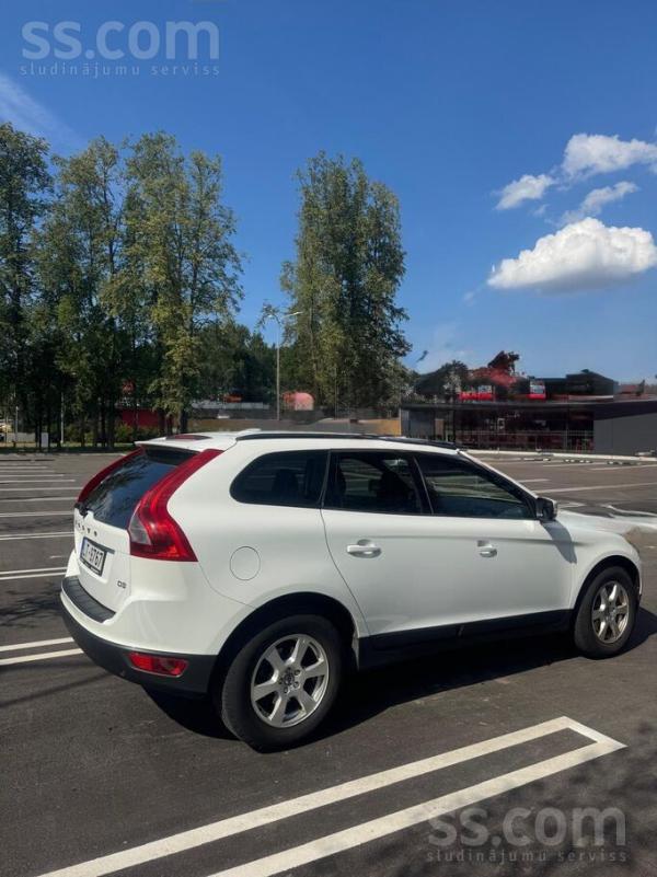White Volvo XC60 2011 in Riga, with an engine capacity of 2.00 L and mileage of 230 thousand km for 7700 €, photo 3 on AUTOMOTO.COM.LV