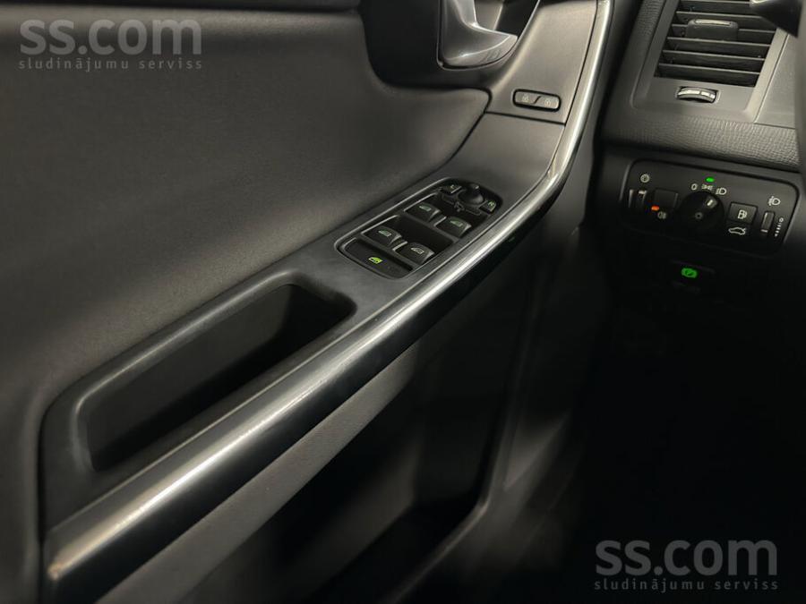 Balts Volvo XC60 2011 Jūrmala, ar dzinēja tilpumu 2.40 L un nobraukumu 286 tūkst. km par 8850 €, foto 30 vietnē AUTOMOTO.COM.LV