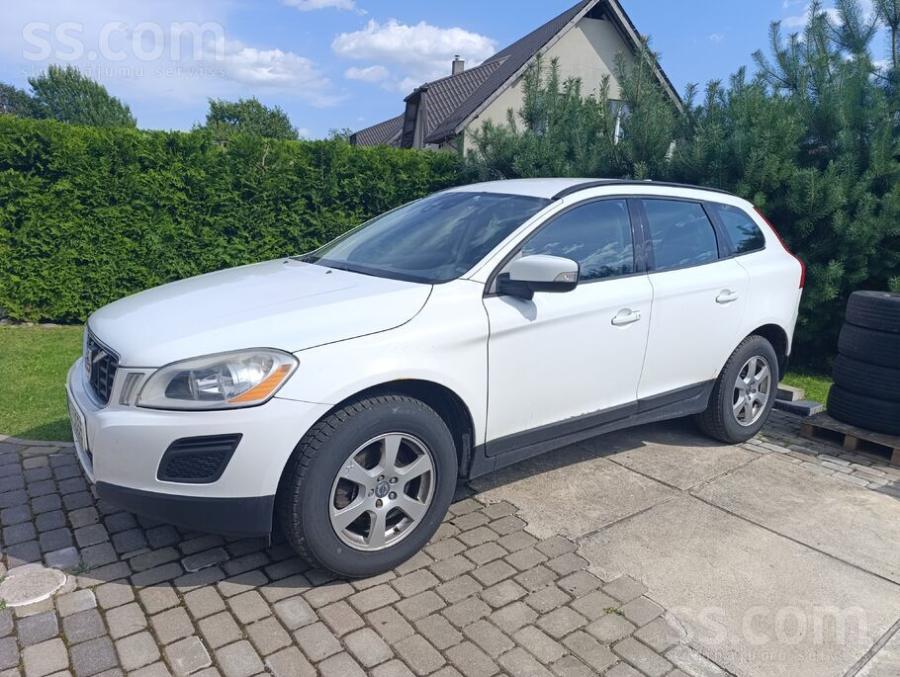 Balts Volvo XC60 2011 Ogre, ar dzinēja tilpumu 2.40 L un nobraukumu 440 tūkst. km par 3899 €, foto 1 vietnē AUTOMOTO.COM.LV
