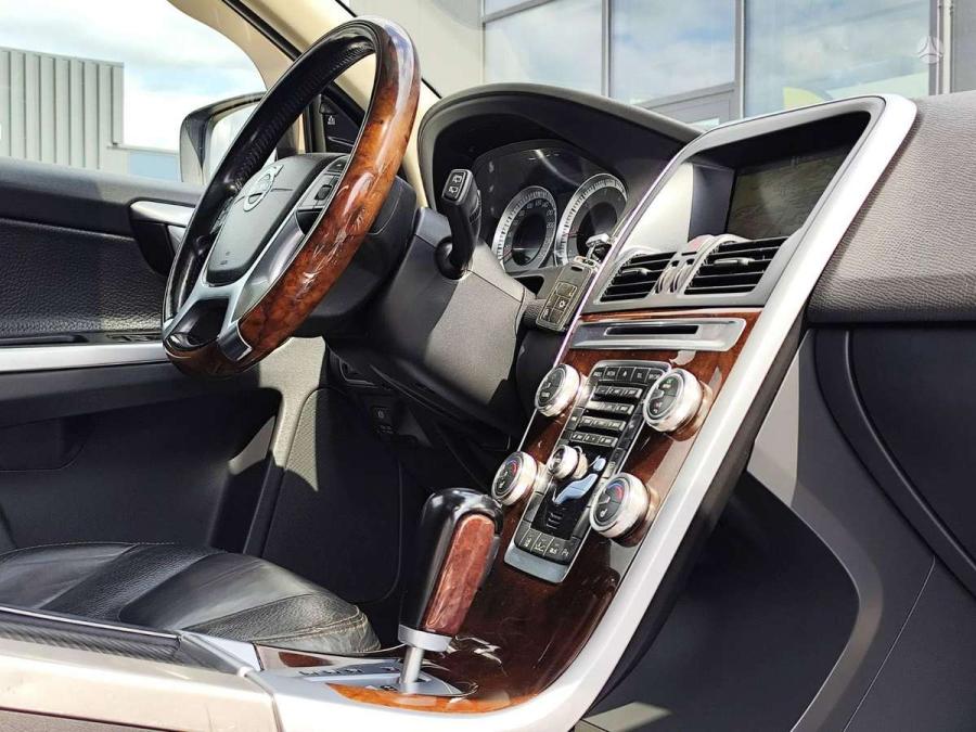 Balts Volvo XC60 2011 Šauļi, ar dzinēja tilpumu 2.00 L un nobraukumu 269 tūkst. km par 10900 €, foto 38 vietnē AUTOMOTO.COM.LV