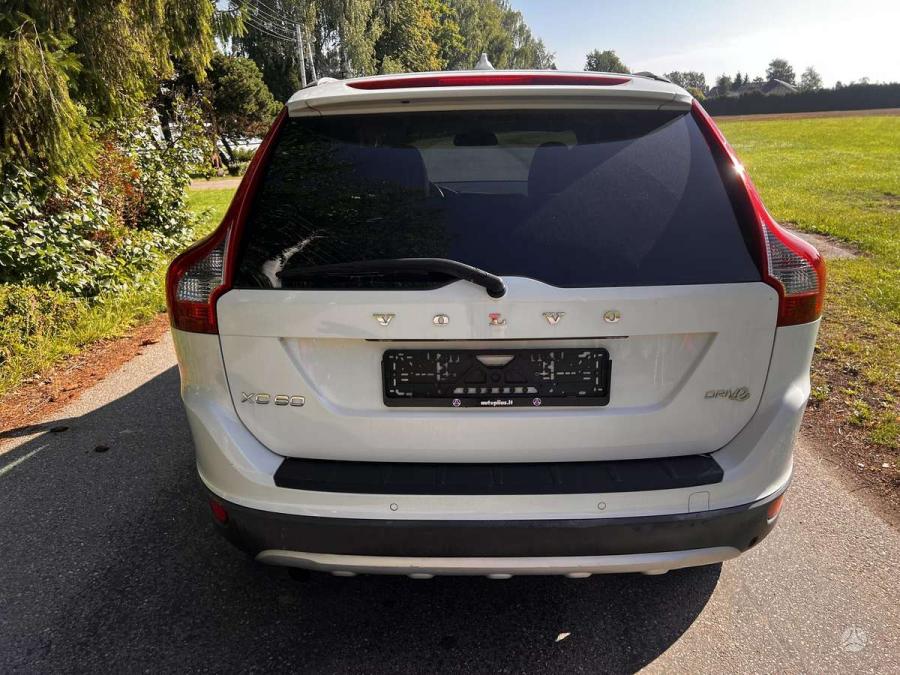 White Volvo XC60 2011 in Vilkaviskis, with an engine capacity of 1.98 L and mileage of 307 thousand km for 7999 €, photo 7 on AUTOMOTO.COM.LV