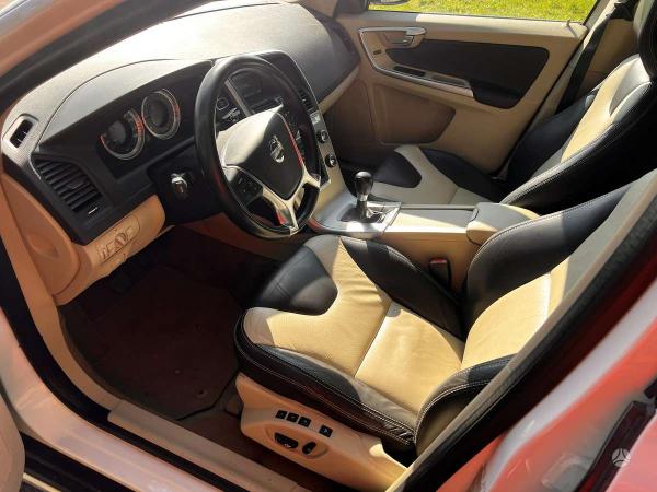 White Volvo XC60 2011 in Vilkaviskis, with an engine capacity of 1.98 L and mileage of 307 thousand km for 7999 €, photo 10 on AUTOMOTO.COM.LV
