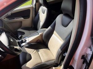 White Volvo XC60 2011 in Vilkaviskis, with an engine capacity of 1.98 L and mileage of 307 thousand km for 7999 €, photo 11 on AUTOMOTO.COM.LV