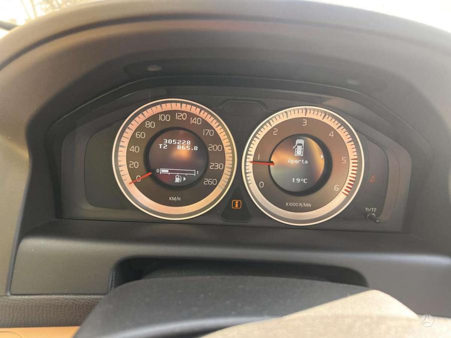 White Volvo XC60 2011 in Vilkaviskis, with an engine capacity of 1.98 L and mileage of 307 thousand km for 7999 €, photo 13 on AUTOMOTO.COM.LV