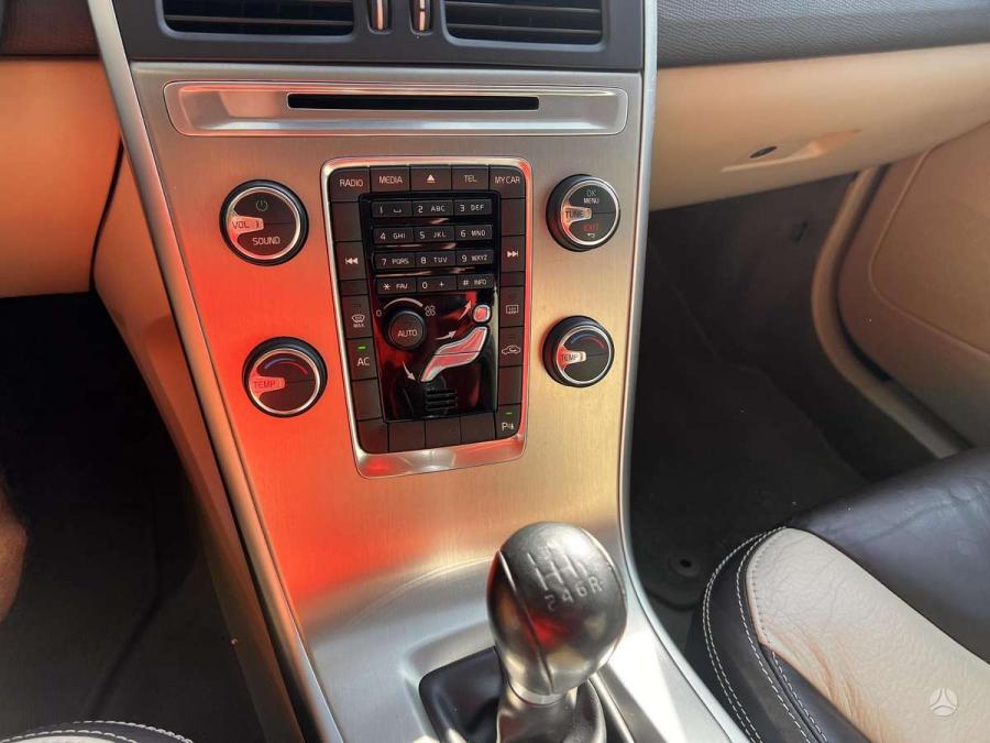 White Volvo XC60 2011 in Vilkaviskis, with an engine capacity of 1.98 L and mileage of 307 thousand km for 7999 €, photo 14 on AUTOMOTO.COM.LV