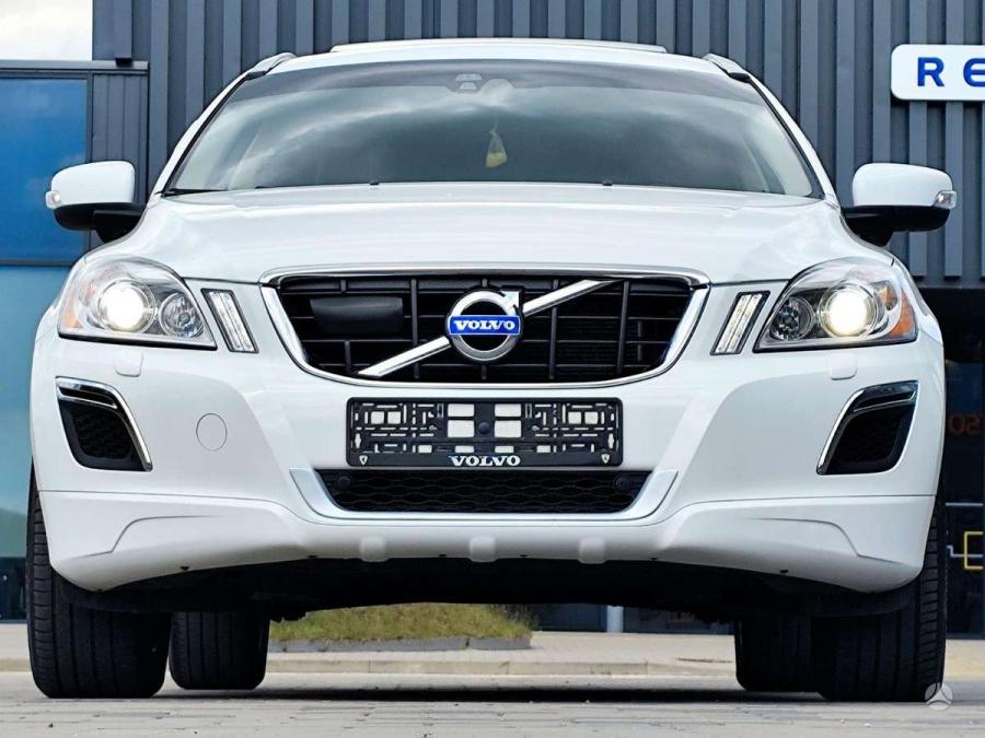 White Volvo XC60 2011 in Siauliai, with an engine capacity of 2.00 L and mileage of 269 thousand km for 10800 €, photo 8 on AUTOMOTO.COM.LV