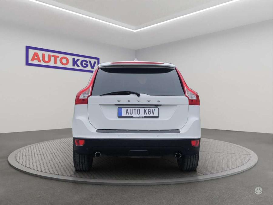 White Volvo XC60 2011 in Vilnius, with an engine capacity of 2.40 L and mileage of 383 thousand km for 9999 €, photo 5 on AUTOMOTO.COM.LV