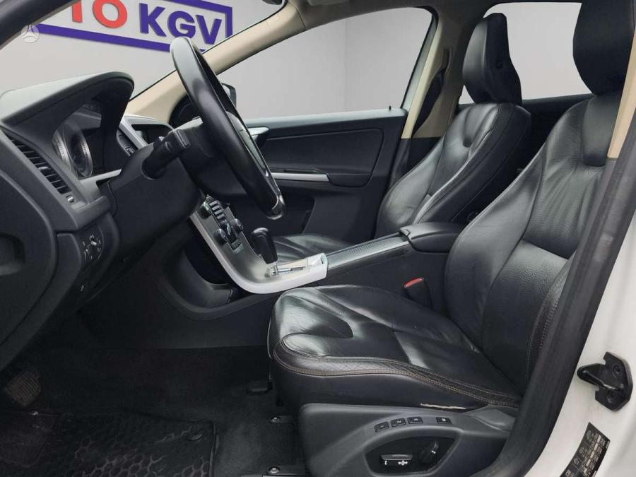 White Volvo XC60 2011 in Vilnius, with an engine capacity of 2.40 L and mileage of 383 thousand km for 9999 €, photo 16 on AUTOMOTO.COM.LV