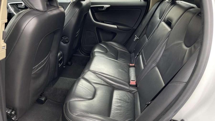 White Volvo XC60 2011 in Marijampole, with an engine capacity of 1.98 L and mileage of 285 thousand km for 8990 €, photo 28 on AUTOMOTO.COM.LV