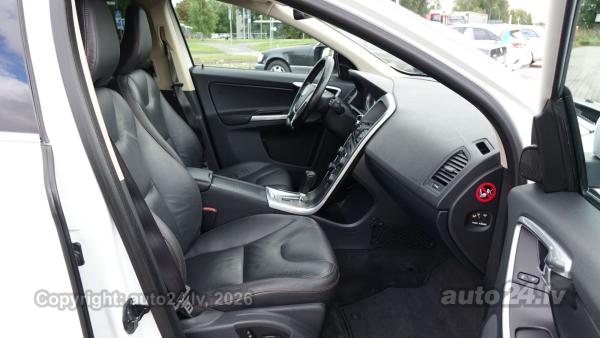 Volvo XC60 2011 in Tartu on AUTOMOTO.COM.LV White Volvo XC60 2011 in Tartu, with an engine capacity of 2.40 L and mileage of 249 thousand km for 11850 €, photo 5 on AUTOMOTO.COM.LV