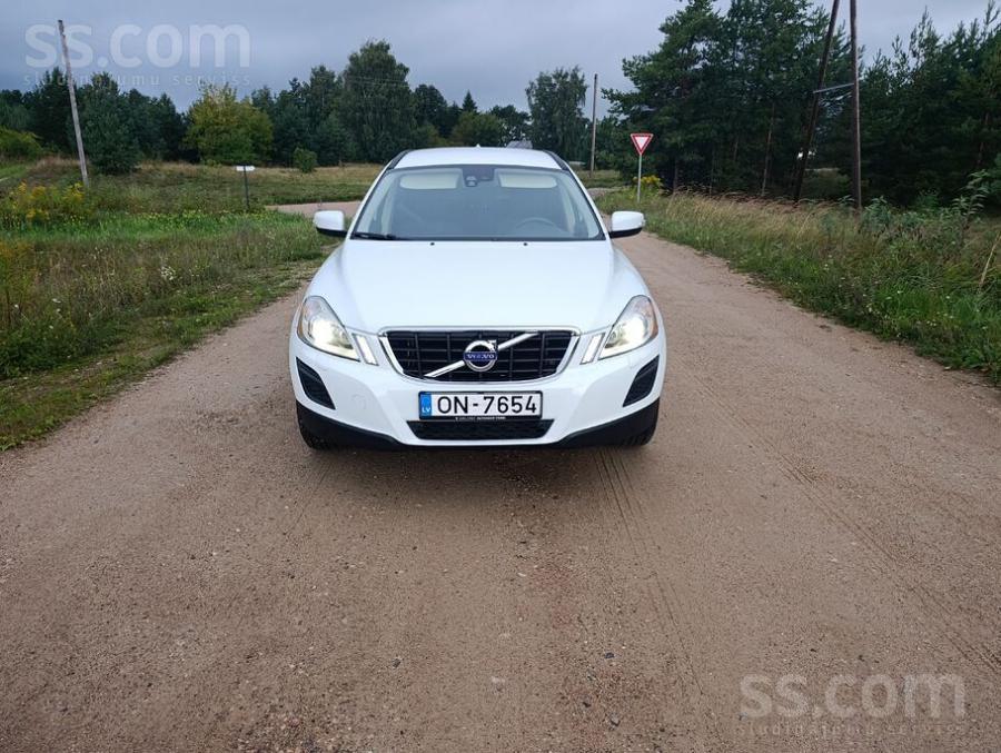 Balts Volvo XC60 2011 Daugavpils, ar dzinēja tilpumu 2.40 L un nobraukumu 225 tūkst. km par 10300 €, foto 4 vietnē AUTOMOTO.COM.LV