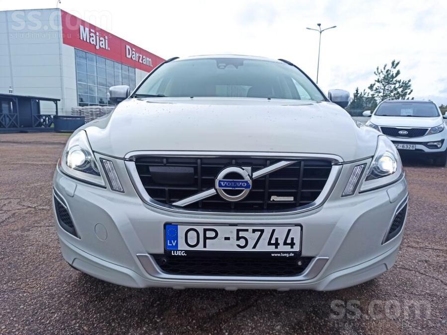 Balts Volvo XC60 2011 Daugavpils, ar dzinēja tilpumu 2.40 L un nobraukumu 0 tūkst. km par 11300 €, foto 4 vietnē AUTOMOTO.COM.LV