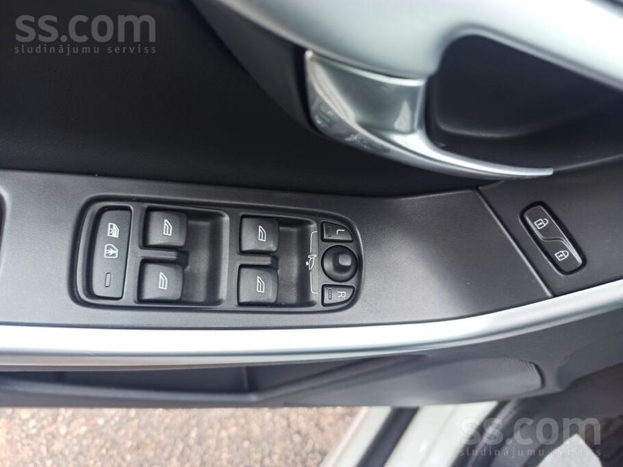 Balts Volvo XC60 2011 Daugavpils, ar dzinēja tilpumu 2.40 L un nobraukumu 0 tūkst. km par 11300 €, foto 24 vietnē AUTOMOTO.COM.LV