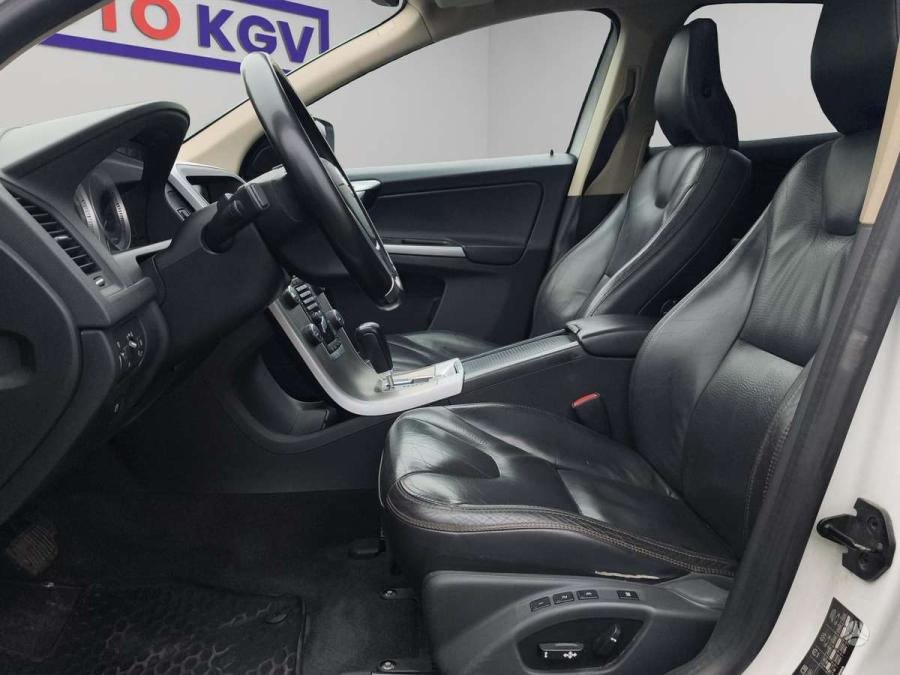 White Volvo XC60 2011 in Vilnius, with an engine capacity of 2.40 L and mileage of 383 thousand km for 9999 €, photo 16 on AUTOMOTO.COM.LV