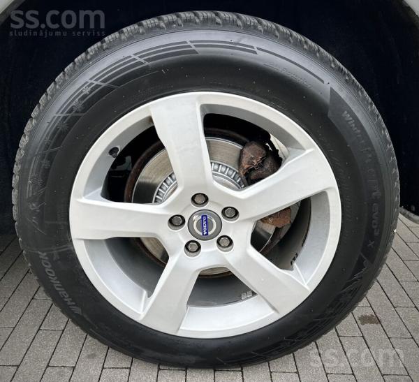 White Volvo XC60 2011 in Rezekne, with an engine capacity of 2.40 L and mileage of 336 thousand km for 9990 €, photo 9 on AUTOMOTO.COM.LV