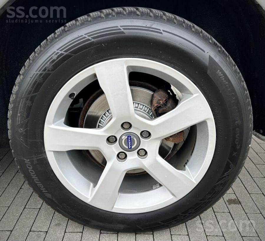 White Volvo XC60 2011 in Rezekne, with an engine capacity of 2.40 L and mileage of 336 thousand km for 9990 €, photo 9 on AUTOMOTO.COM.LV