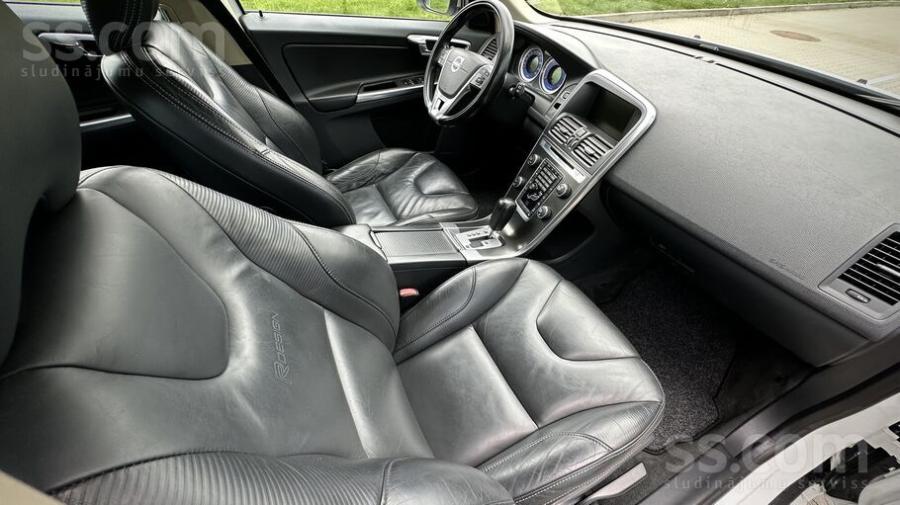 White Volvo XC60 2011 in Rezekne, with an engine capacity of 2.40 L and mileage of 336 thousand km for 9990 €, photo 14 on AUTOMOTO.COM.LV