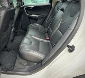White Volvo XC60 2011 in Rezekne, with an engine capacity of 2.40 L and mileage of 336 thousand km for 9990 €, photo 16 on AUTOMOTO.COM.LV
