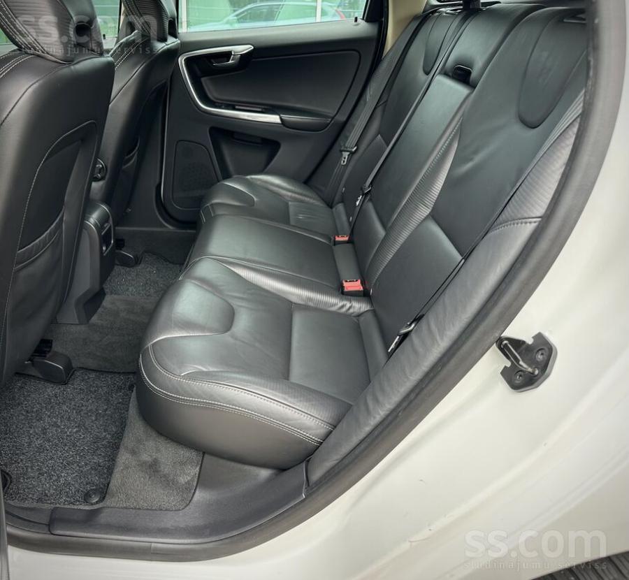 White Volvo XC60 2011 in Rezekne, with an engine capacity of 2.40 L and mileage of 336 thousand km for 9990 €, photo 16 on AUTOMOTO.COM.LV