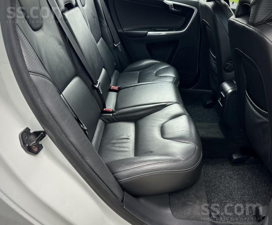 White Volvo XC60 2011 in Rezekne, with an engine capacity of 2.40 L and mileage of 336 thousand km for 9990 €, photo 17 on AUTOMOTO.COM.LV