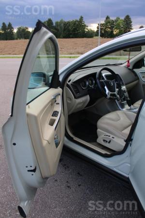 White Volvo XC60 2011 in Riga, with an engine capacity of 2.00 L and mileage of 207 thousand km for 10250 €, photo 3 on AUTOMOTO.COM.LV