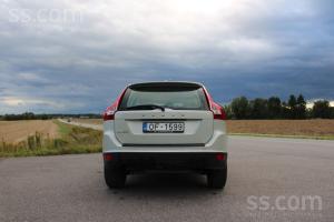 White Volvo XC60 2011 in Riga, with an engine capacity of 2.00 L and mileage of 207 thousand km for 10250 €, photo 5 on AUTOMOTO.COM.LV