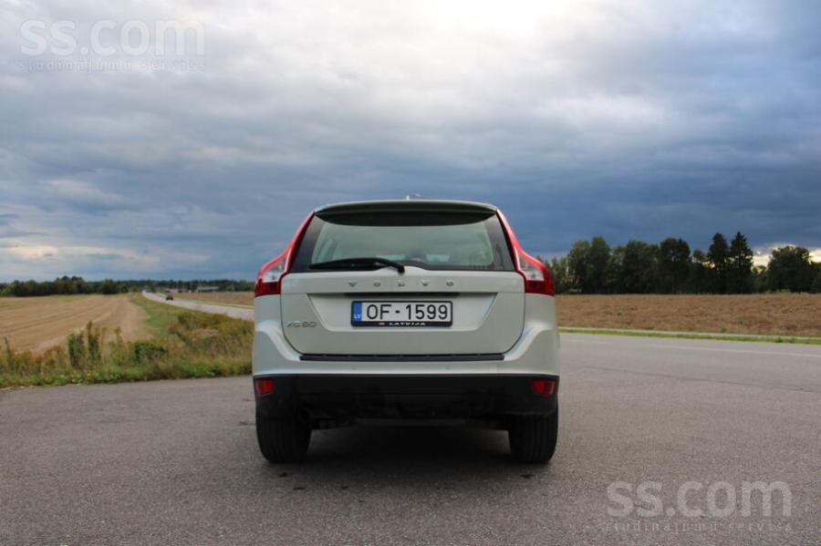 White Volvo XC60 2011 in Riga, with an engine capacity of 2.00 L and mileage of 207 thousand km for 10250 €, photo 5 on AUTOMOTO.COM.LV