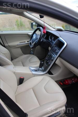 White Volvo XC60 2011 in Riga, with an engine capacity of 2.00 L and mileage of 207 thousand km for 10250 €, photo 7 on AUTOMOTO.COM.LV