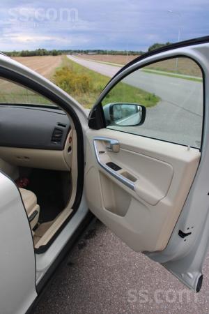 White Volvo XC60 2011 in Riga, with an engine capacity of 2.00 L and mileage of 207 thousand km for 10250 €, photo 8 on AUTOMOTO.COM.LV