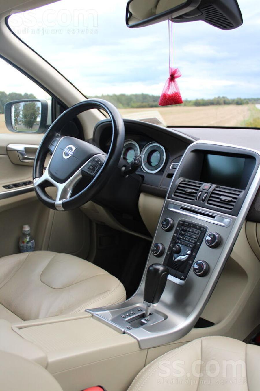 White Volvo XC60 2011 in Riga, with an engine capacity of 2.00 L and mileage of 207 thousand km for 10250 €, photo 9 on AUTOMOTO.COM.LV