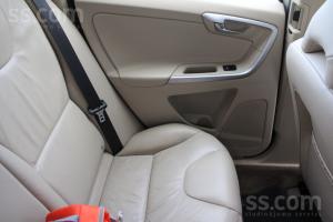 White Volvo XC60 2011 in Riga, with an engine capacity of 2.00 L and mileage of 207 thousand km for 10250 €, photo 10 on AUTOMOTO.COM.LV