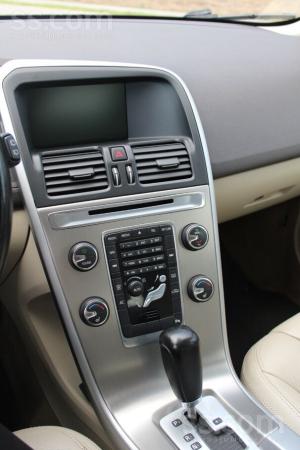 White Volvo XC60 2011 in Riga, with an engine capacity of 2.00 L and mileage of 207 thousand km for 10250 €, photo 18 on AUTOMOTO.COM.LV