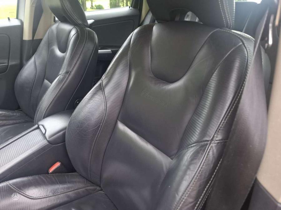 White Volvo XC60 2011 in Pasvalys, with an engine capacity of 1.98 L and mileage of 360 thousand km for 6650 €, photo 7 on AUTOMOTO.COM.LV