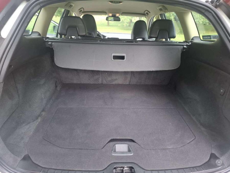 White Volvo XC60 2011 in Pasvalys, with an engine capacity of 1.98 L and mileage of 360 thousand km for 6650 €, photo 10 on AUTOMOTO.COM.LV