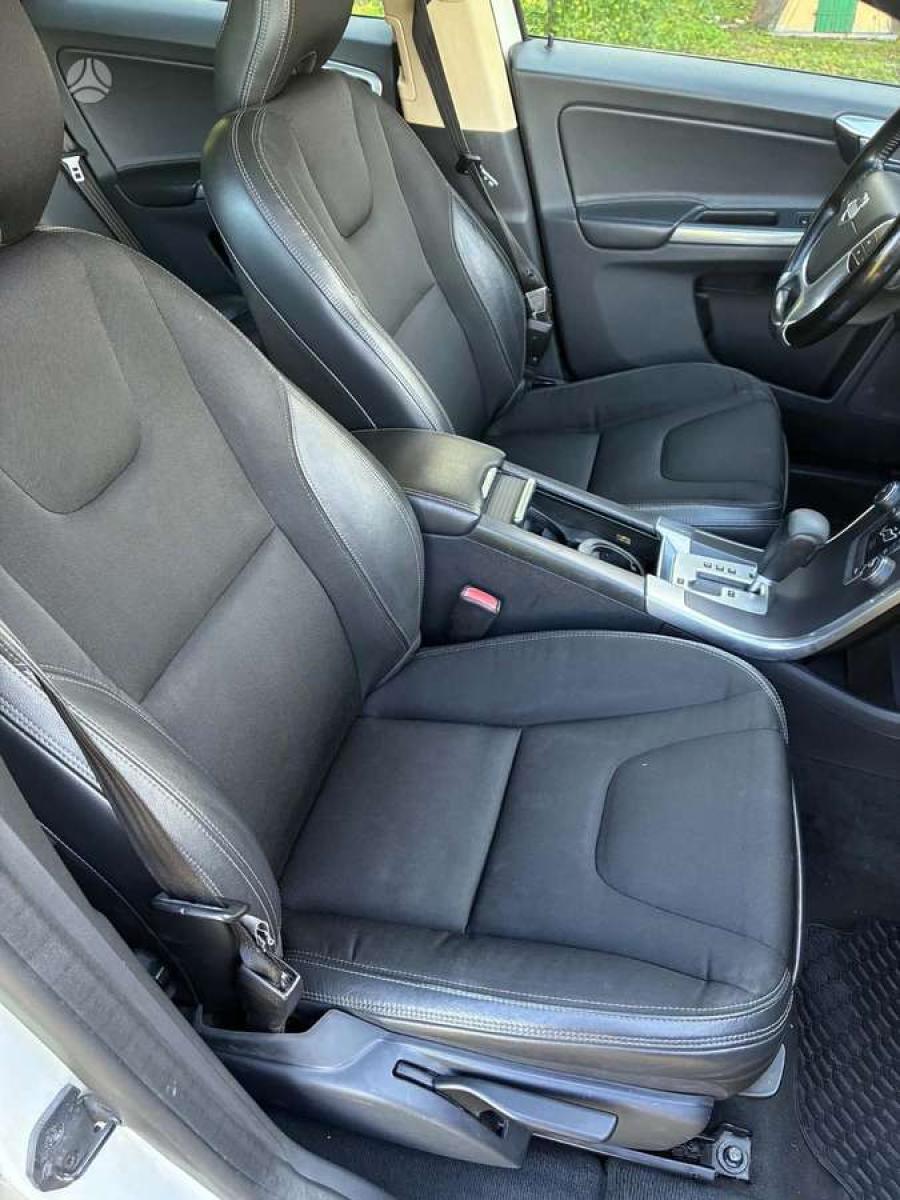 Balts Volvo XC60 2011 Panevēža, ar dzinēja tilpumu 1.98 L un nobraukumu 298 tūkst. km par 6300 €, foto 11 vietnē AUTOMOTO.COM.LV