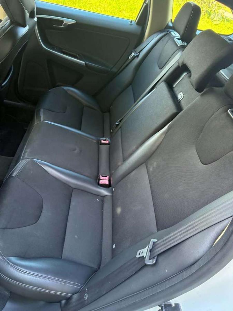 Balts Volvo XC60 2011 Panevēža, ar dzinēja tilpumu 1.98 L un nobraukumu 298 tūkst. km par 6300 €, foto 13 vietnē AUTOMOTO.COM.LV