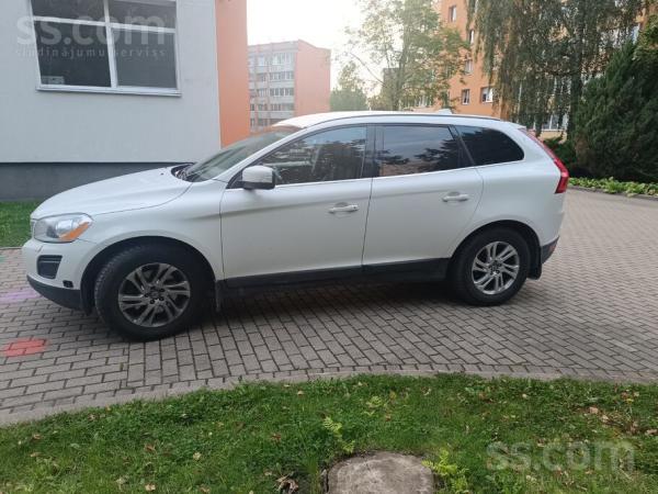 Balts Volvo XC60 2011 Rīga, ar dzinēja tilpumu 2.40 L un nobraukumu 315 tūkst. km par 8500 €, foto 3 vietnē AUTOMOTO.COM.LV