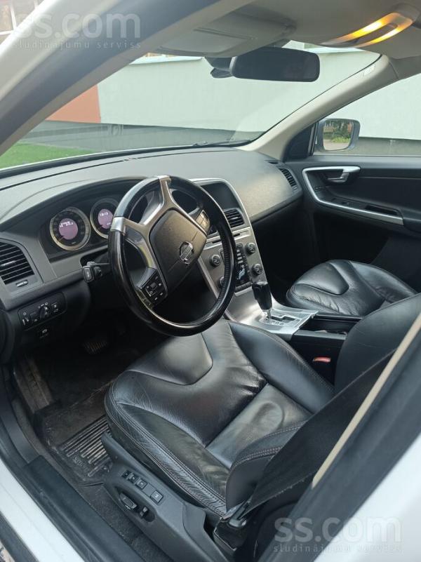Balts Volvo XC60 2011 Rīga, ar dzinēja tilpumu 2.40 L un nobraukumu 315 tūkst. km par 8500 €, foto 4 vietnē AUTOMOTO.COM.LV